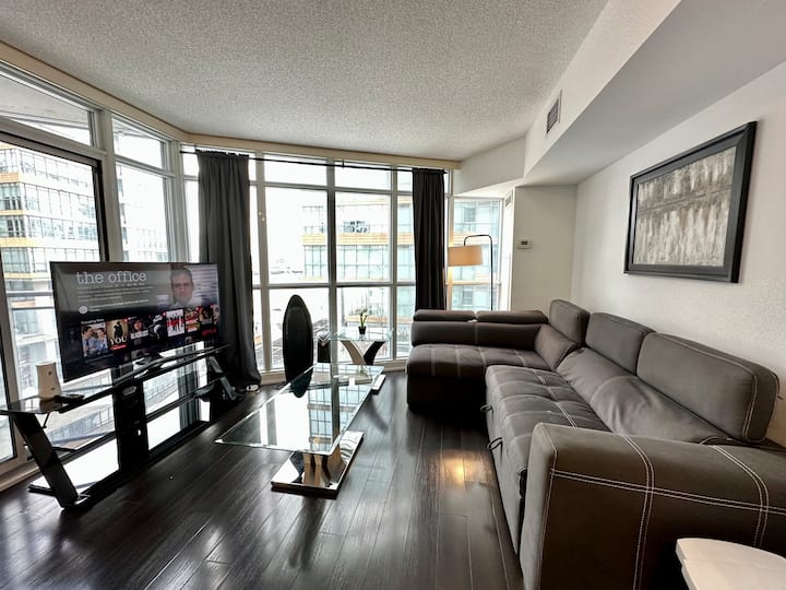 Spacious Two-bedroom Abode In The Heart Of To - Toronto