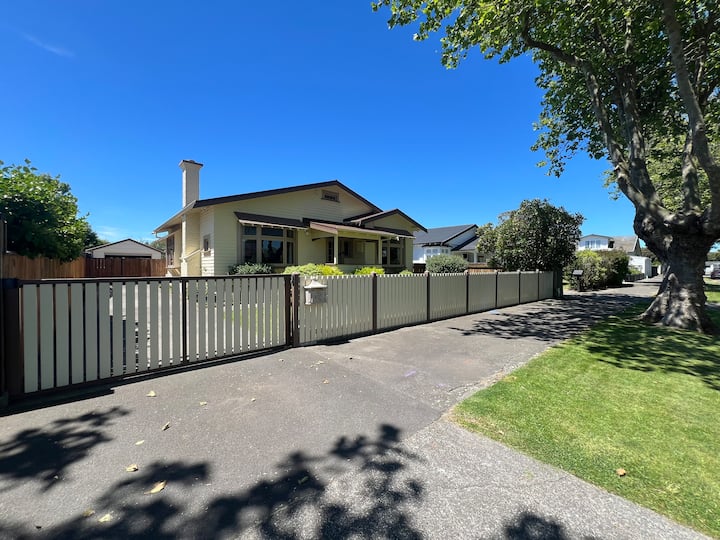 Chic 4 Bedroom City Home With Large Garden - Palmerston North