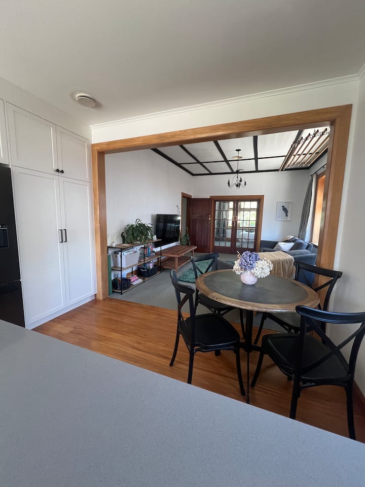 Chic 4 Bedroom City Home With Large Garden - Palmerston North
