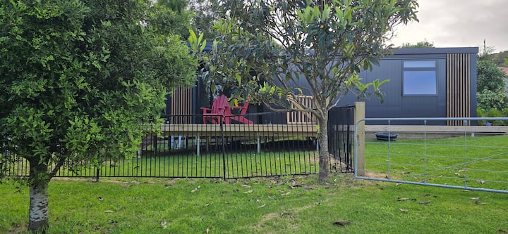 Kingfisher Cabin
Petite Retreat, Green Getaway. - Coromandel