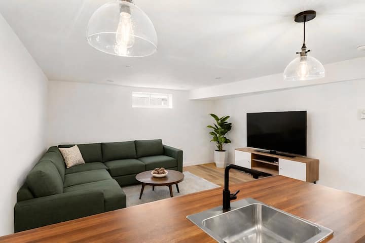 Bright & Cozy Suite Featuring 3 Comfy Queen Beds - Saskatoon