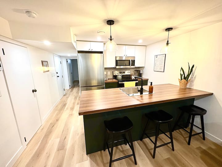 Bright & Cozy Suite Featuring 3 Comfy Queen Beds - Canada