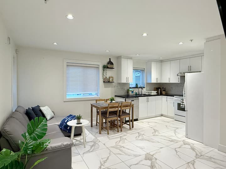 Modern, Cozy, Spacious Stay In The Heart Of It All - Vancouver