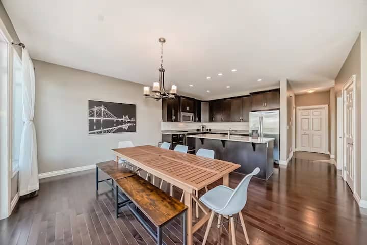 Waterfront Home | Fireplace | 90 Min To Banff - Airdrie