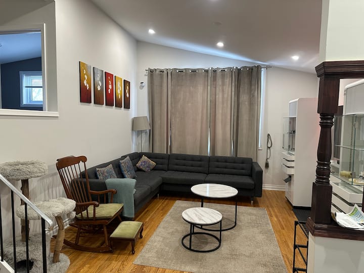 Five Minutes Walk To Yonge Street, Super Markets. - Aurora