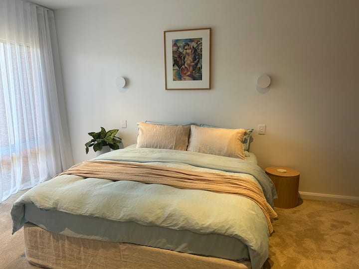 Room With Ensuite In A Stylish Ocean Shores Home - Ocean Shores