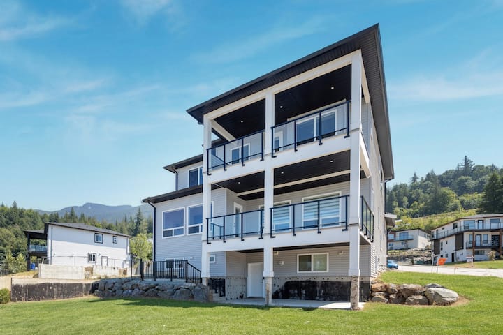 Elegant 4br Main Suite • Family-friendly + Terrace - Chilliwack