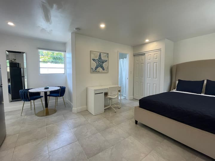 Charming Studio .5 Miles To The Beach And Downtown - Lake Worth, FL