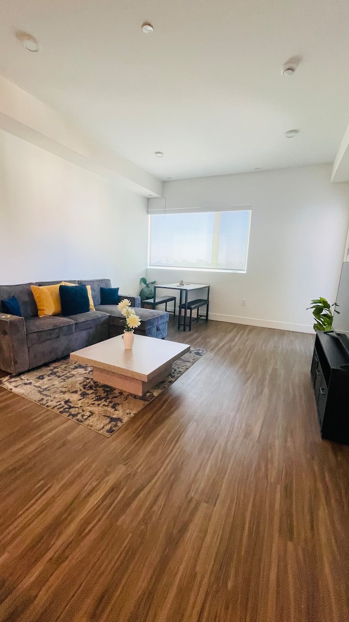 Sunset Blvd Terrace: Polished Pad Above Hollywood - West Hollywood