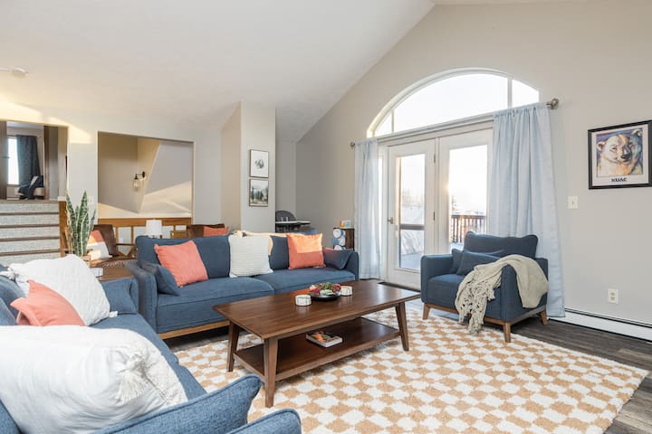 Group Escape: 6br Hot Tub, Sauna, Game Rm & Garage - Fairbanks, AK