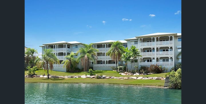 Modern, Spacious, Lakeside Apartment - Townsville