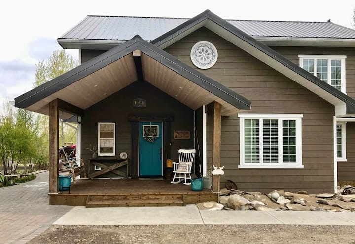 Cork & Crate Lodge - Olds