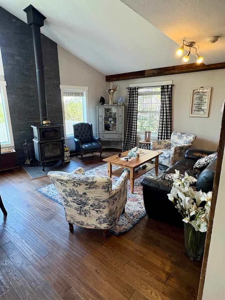 Cork & Crate Lodge - Olds