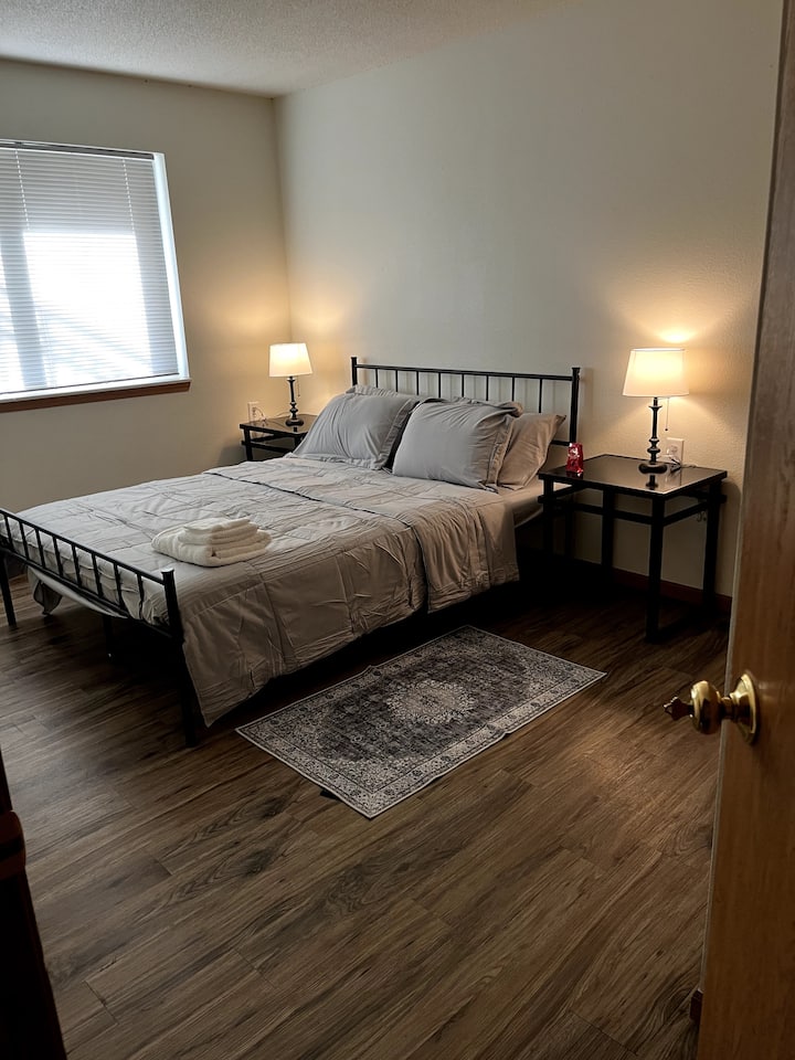 Modern 3br/2ba Apartment Near Qts/airport - Cedar Rapids, IA