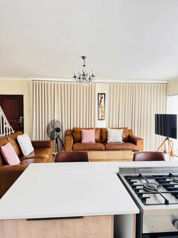 Hilltop Home With Stunning City & Ocean Views - Durban