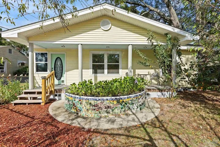 2 Bed/2 Bath Quirky Mosaic Oasis - Pensacola, FL