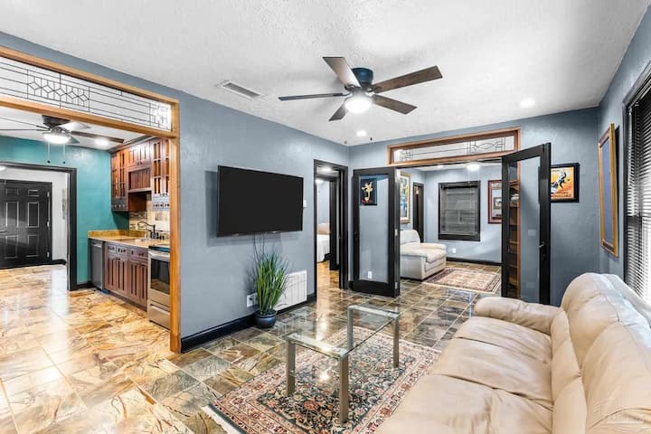 2 Bed/2 Bath Quirky Mosaic Oasis - Warrington, FL