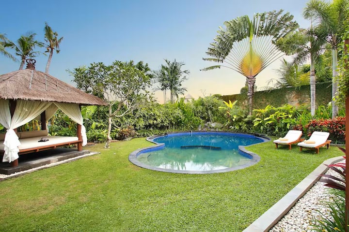 Villa In Umalas, 5bdr & Pool - Canggu