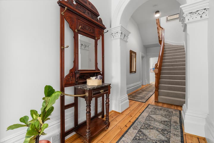 Elegant Modernised Terrace Home, Close To Cbd - Adelaide