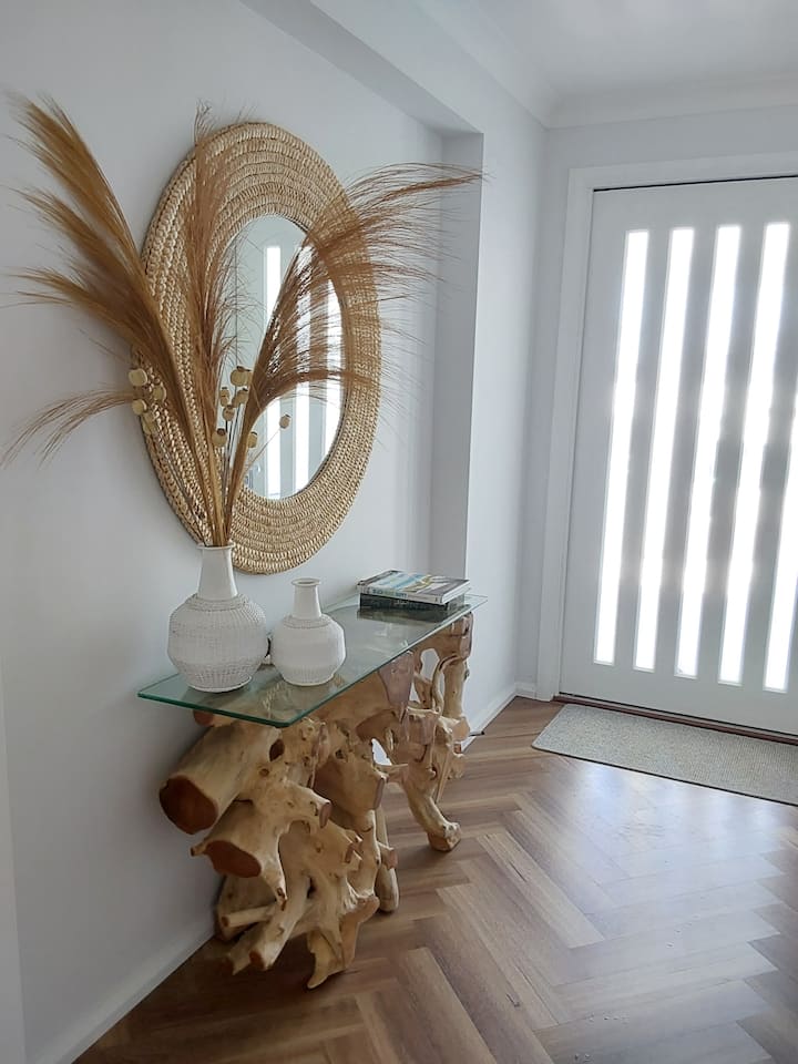 "Sundaze" - Luxury Holiday Home - Caves Beach