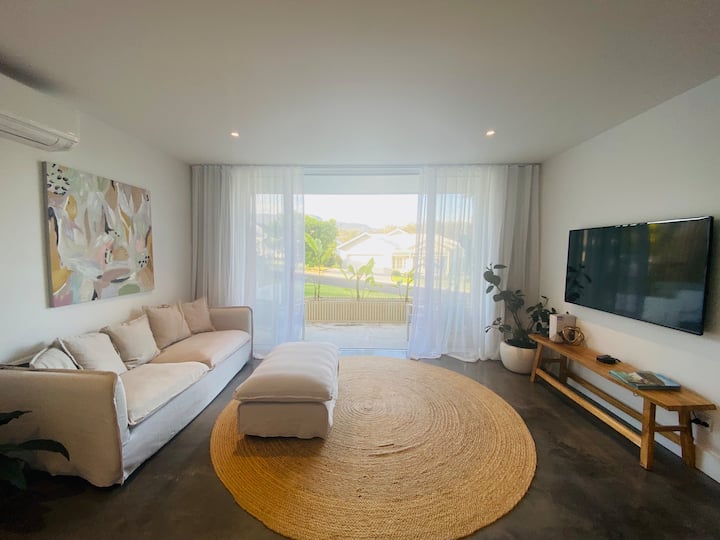 Newly Built Studio Retreat | 1br +Lr + Patio +Kit - Berry