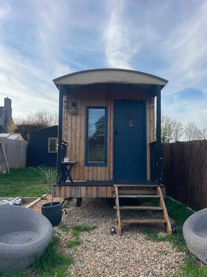 Boutique Shepherd Hut Beside Donkeys. Intro Offer* - Horsham
