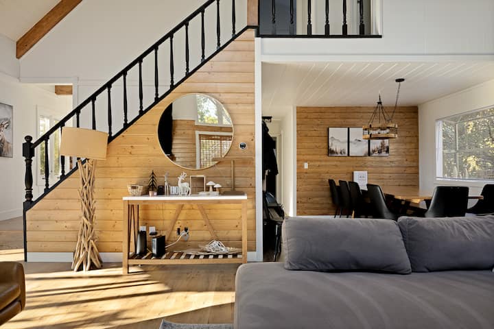 Alta Vue Lodge • Luxury W/ Deck Lounge + Firepit - Lake Arrowhead, CA