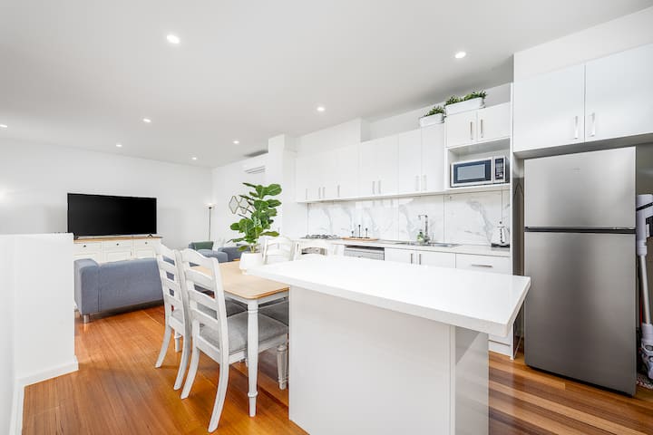 Stylish City-edge Home With Balcony & Parking - Brooklyn