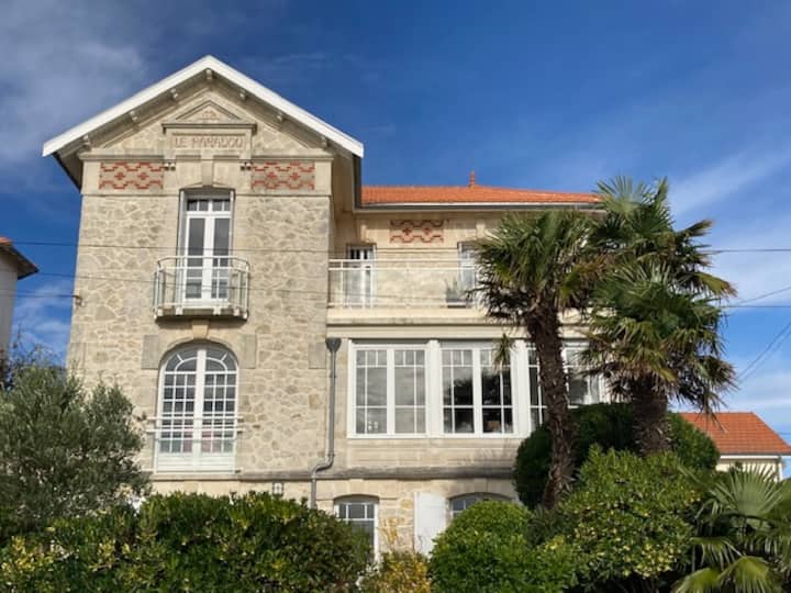 Villa Centenaire Surplombant La Mer - Rochefort, France