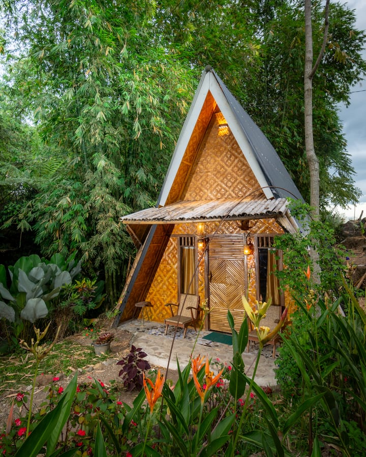 Penginapan Segitiga: Jungle A-frame Glamping - Payakumbuh