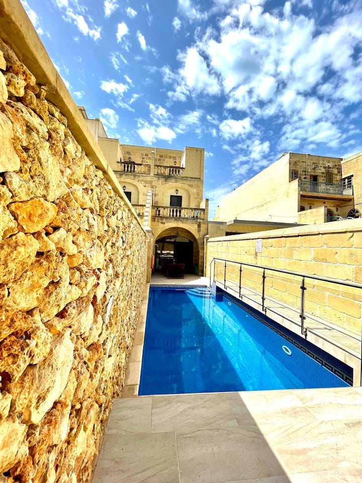 Traditional 5 Bdr House With Pool And Views - Malte