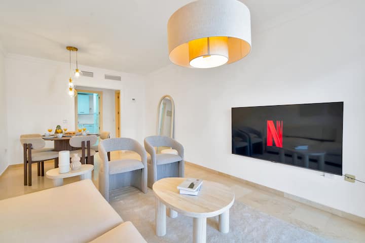 Banús Luxury Apartment – Prime Location & Parking - Puerto Banús
