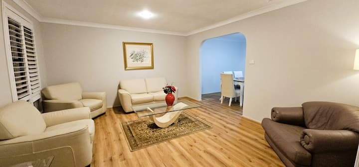 Luxe, Stylish, Elegant, Spacious & Fully Furnished - Saint Marys, Australia