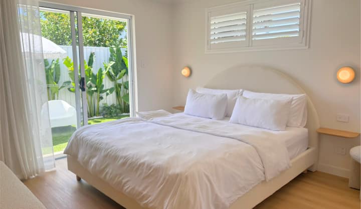 Modern Guest Suite • Walk To Beach & Dining - Gold Coast