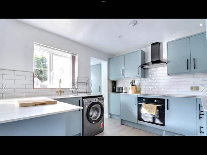 Modern 4 Bed House With Public Transportation - Canterbury