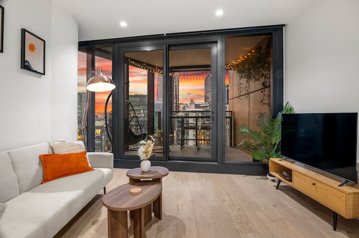 Skyline 2br Sunset Retreat • Balcony Bar & Views - Melbourne