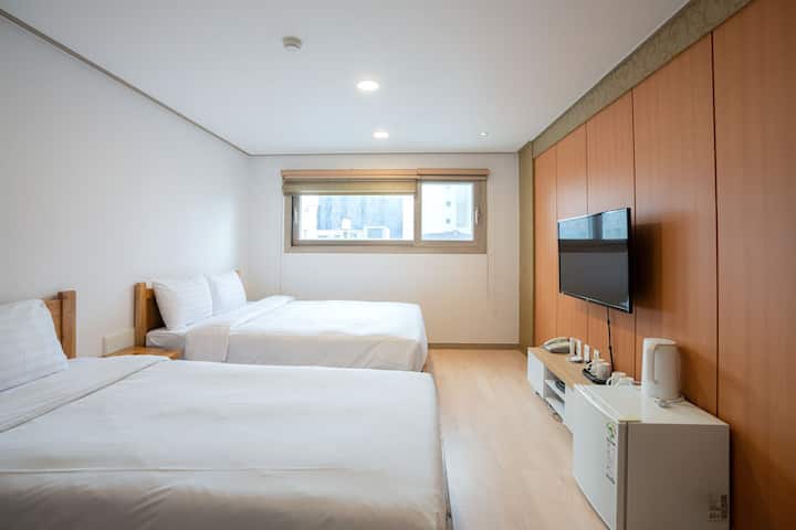 3.공항에서 5분/제주 최고 중심가에 위치한 방2개,침대4개의 갓성비 룸 - Jeju-si