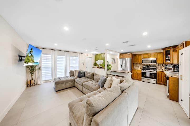 Waterfront Pool Oasis • Sleeps 10 • Near Beach - ハリウッド, FL