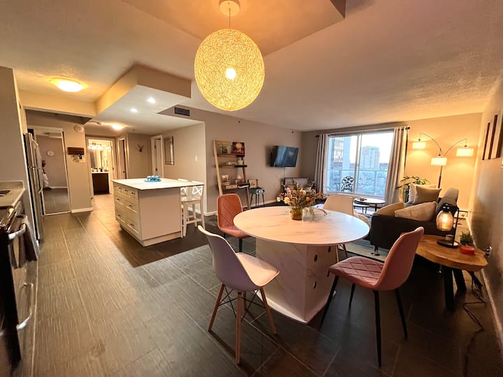 The Lux Boutique Suite - Downtown Condo - Saskatoon