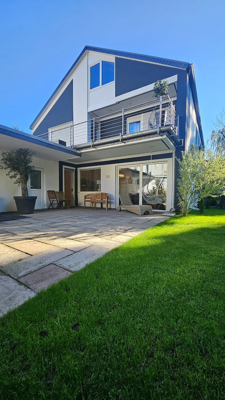 Luxury Villa Escape - 300+sqm, Sauna, Starlink - Bonn
