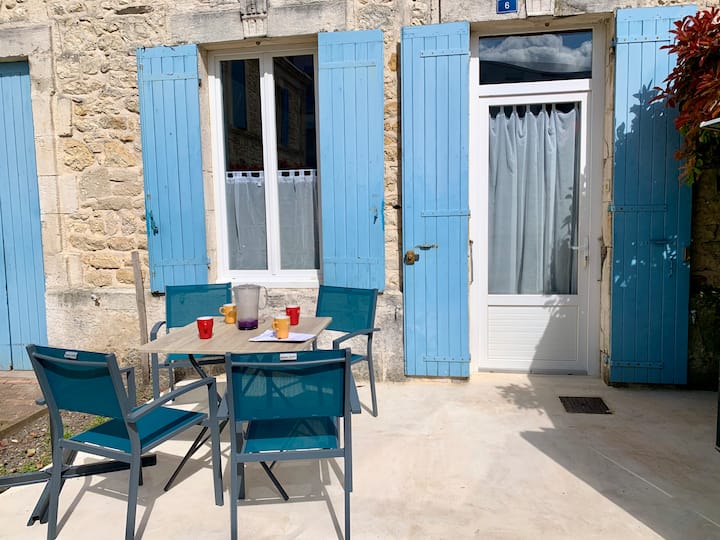 Jolie Maison Bleue Vue Sur Le Port - La Palmyre