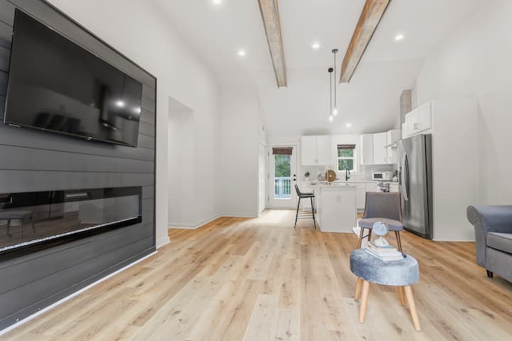 Modern Retreat | Sleeps 6 | Private Deck - Atlanta, GA