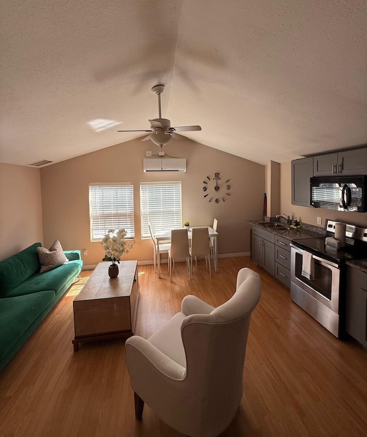 Cozy Apt In A Prime Spot - Lakeland, FL