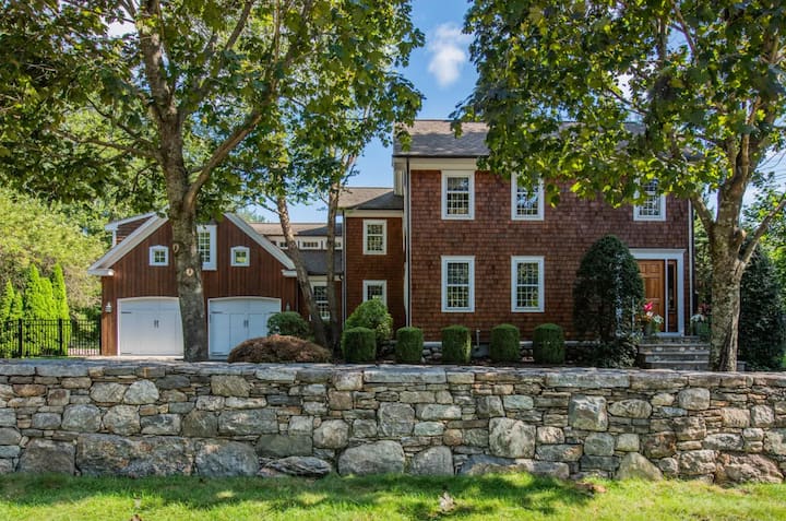 Modern Farmhouse With Great Pool - Newtown, CT