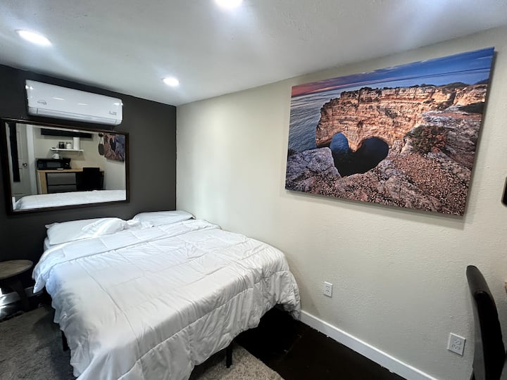 One Bedroom, One Bath, 240 Sqft Guest Suite. - Houston, TX