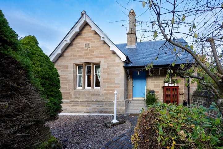 Cosy Lodge Getaway With Private Beach & Fireplace - Loch Lomond