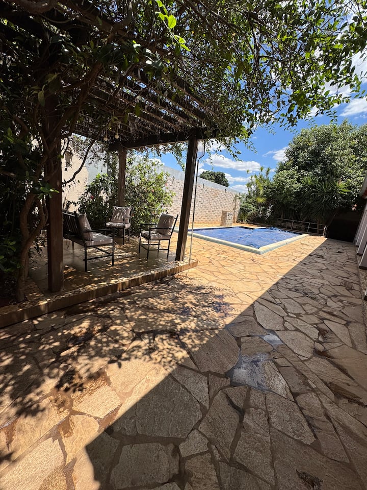 Casa Com áRea De Churrasco, Piscina E Quartos - Goiânia