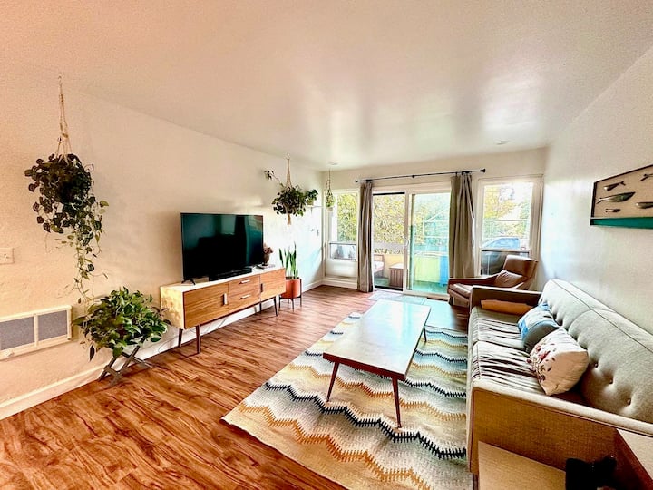 Modern Mid-century Condo, Prime Oakland Location - Oakland, CA