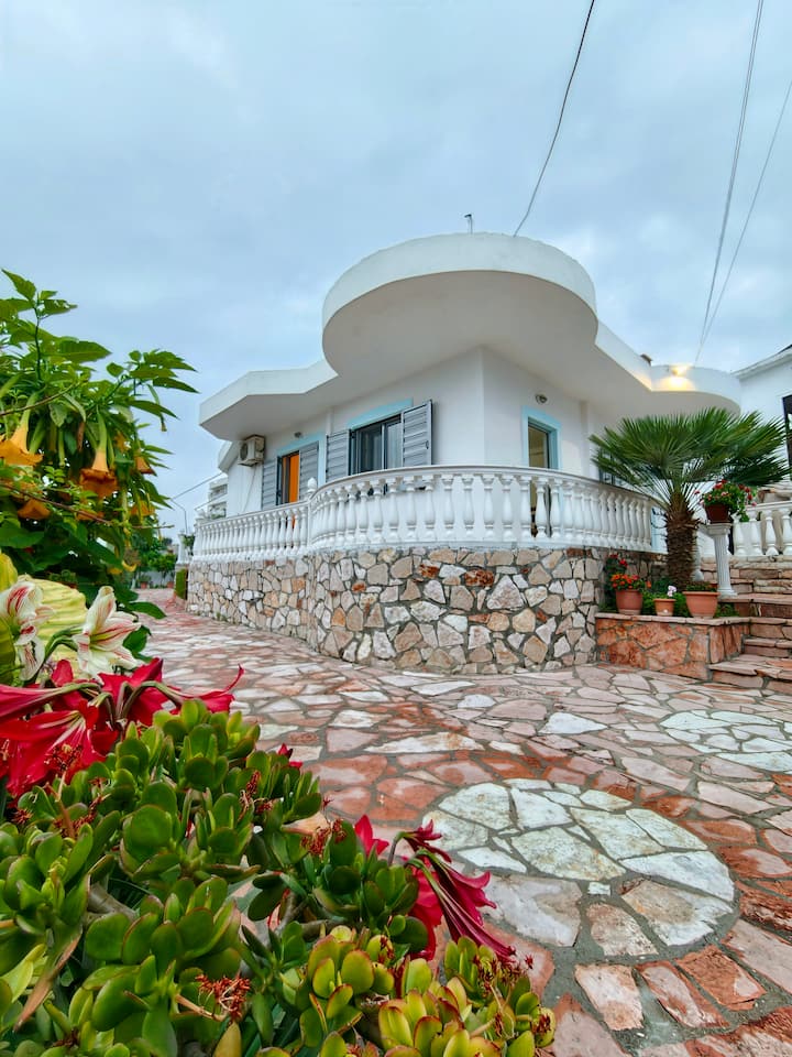 Entire Seaside Villa (Max 13 Persons) - Ksamil