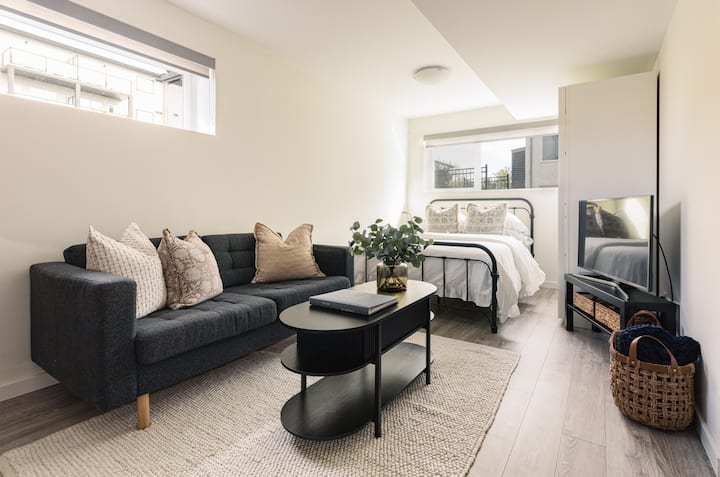 The Hugo Suite: Modern & Boutique - Winnipeg